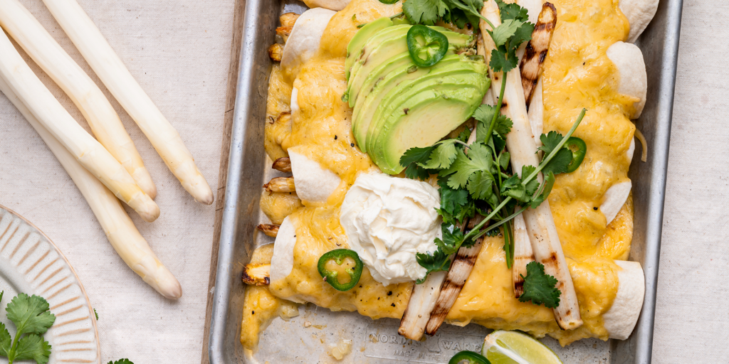 Enchilada's met gegrilde kip en witte asperges